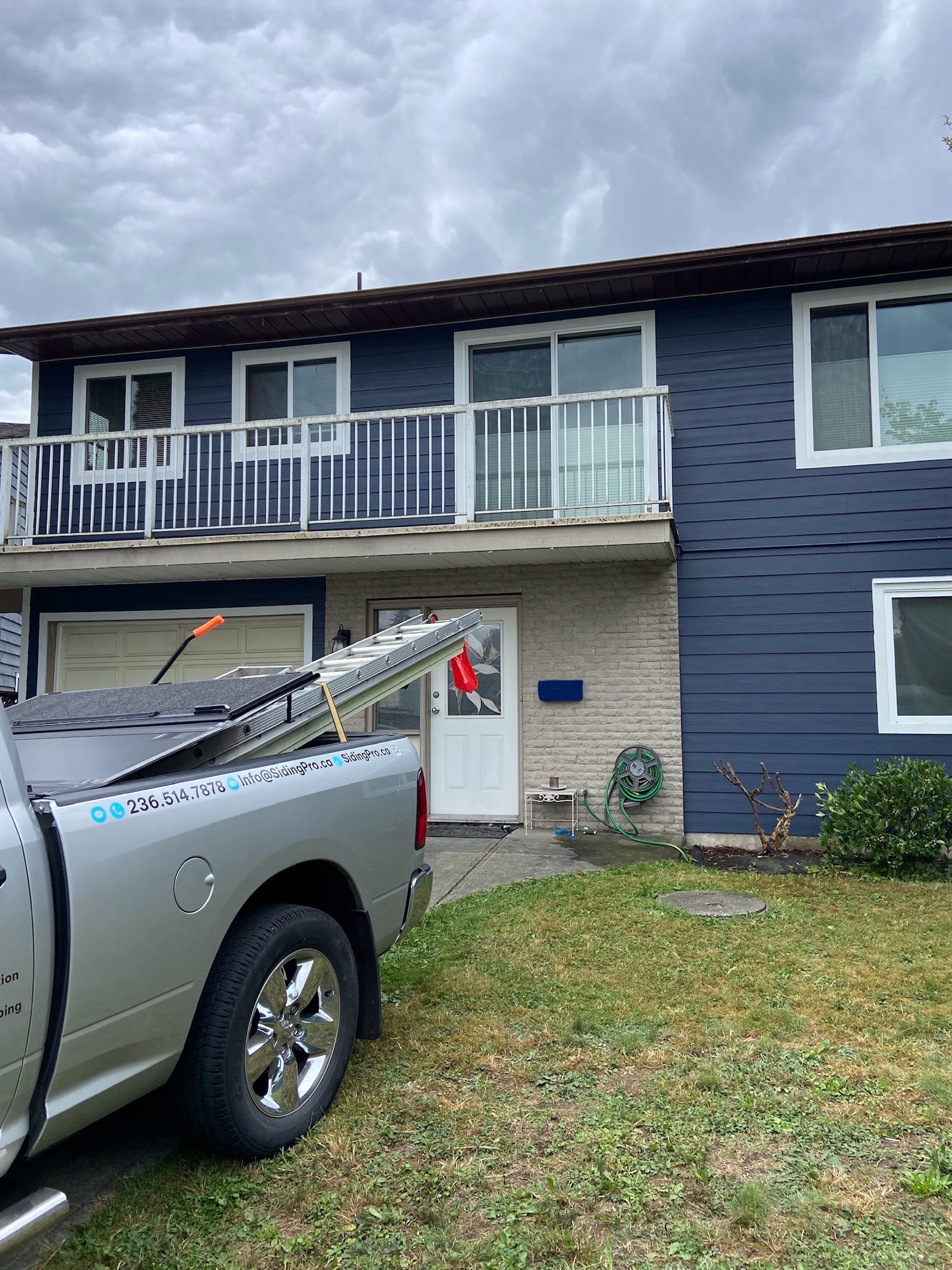 Hardie fibre cement in Deep Ocean & premium bevel vinyl siding in ...